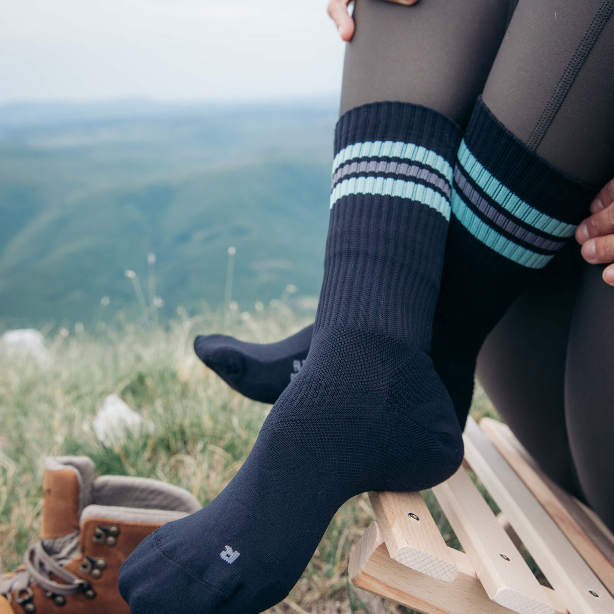 Summit Hike Crew Socks Midnight – Alpine Nation Outdoor Clothing